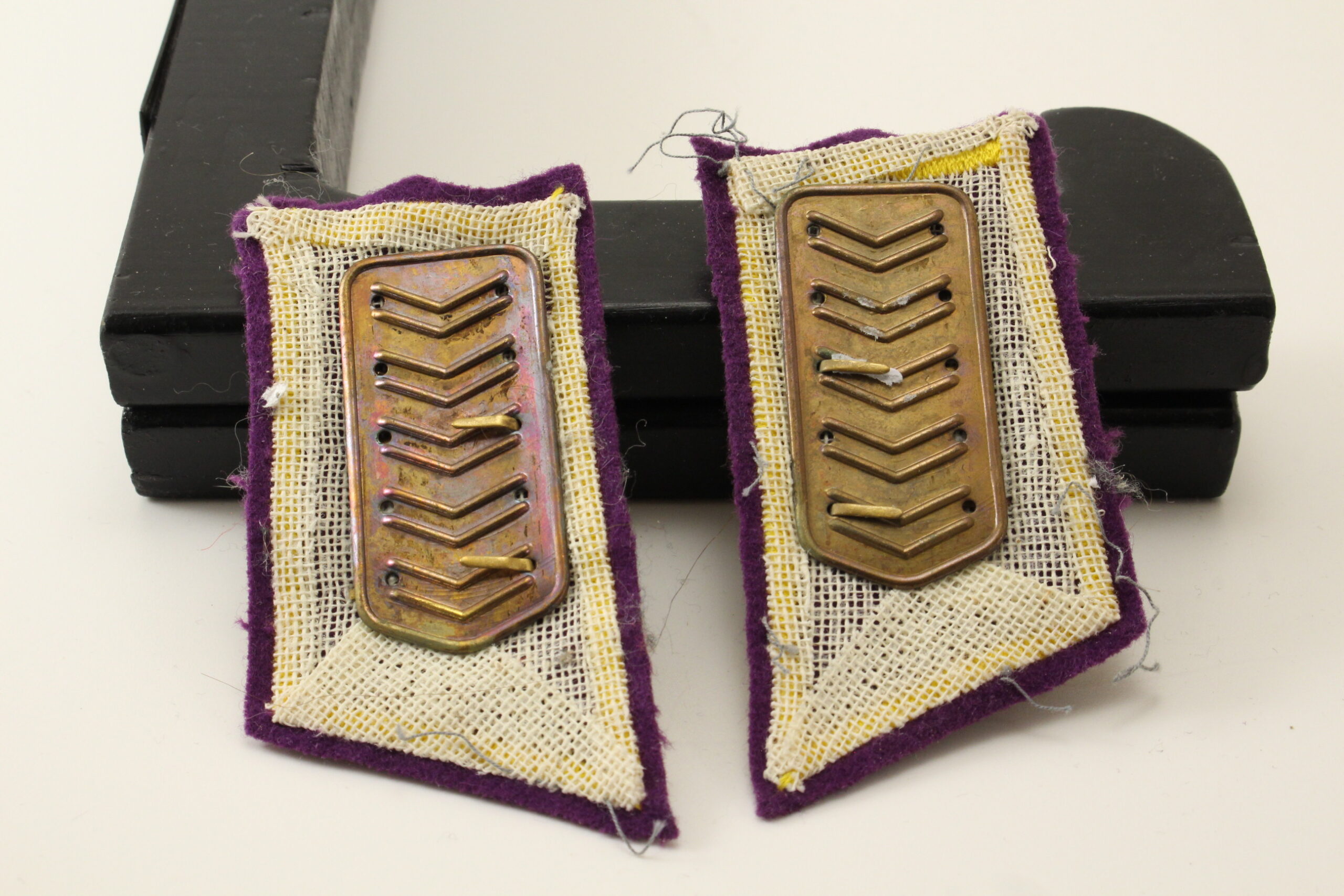 VIESTI YLIVÄÄPELIN KAULUSLAATAT/ARVOMERKIT - Goodwill-verkkokauppa